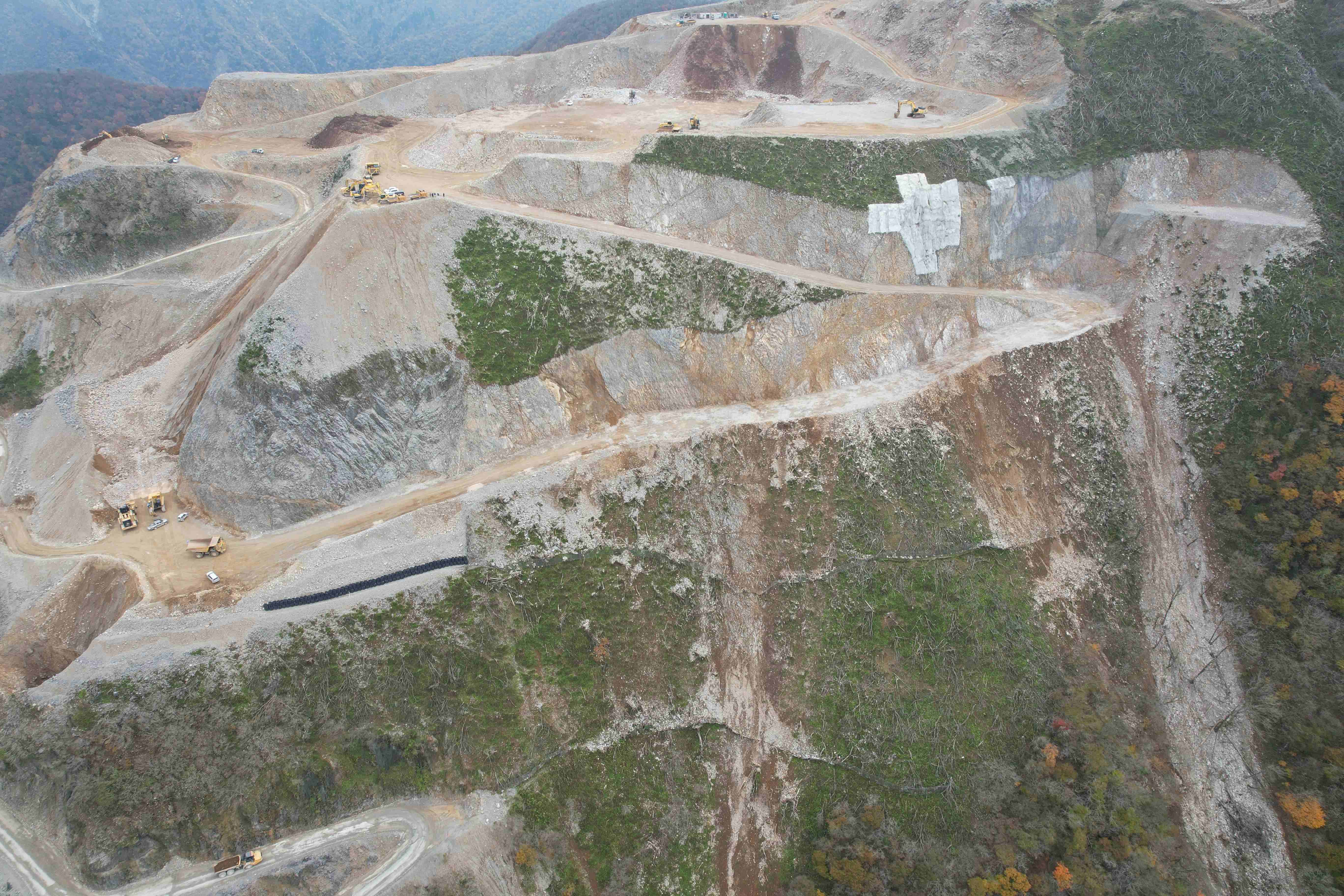 山頂アクセス道路工事 | 鉱山土木工事 | 工事実績 ｜奥多摩建設工業株式会社