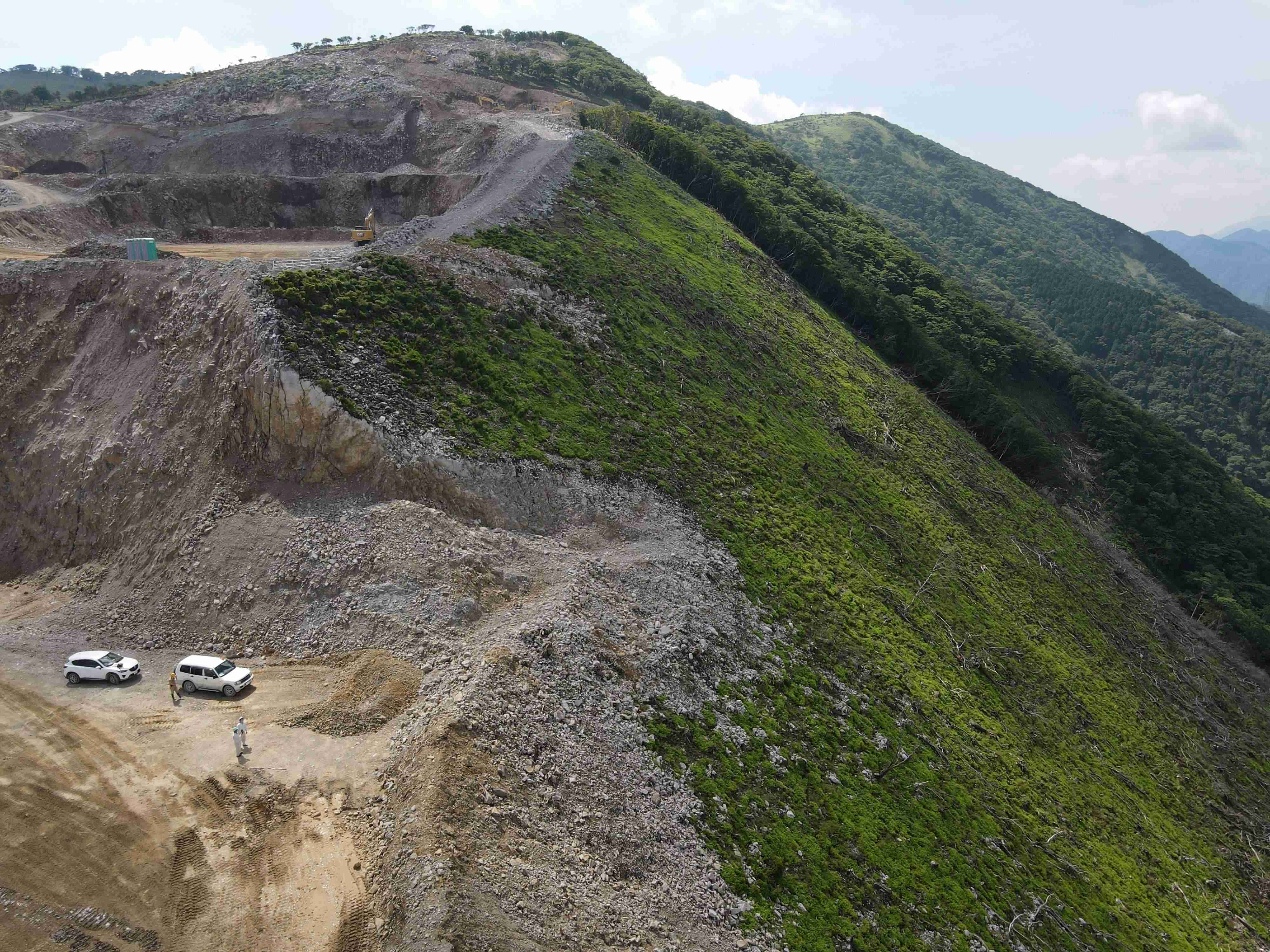 山頂アクセス道路工事 | 鉱山土木工事 | 工事実績 ｜奥多摩建設工業株式会社